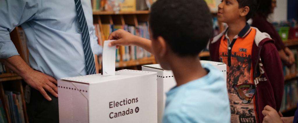 Des élèves se préparent pour Vote étudiant Canada 2019 | Elections ...